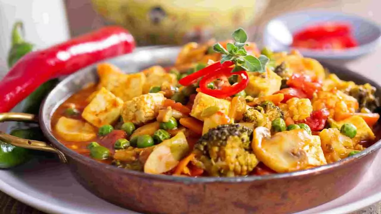 Broccoli nrog tofu thiab curry