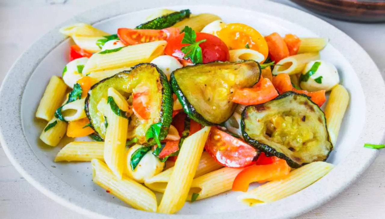 以意大利面为主的第一道菜，配蔬菜和奶酪