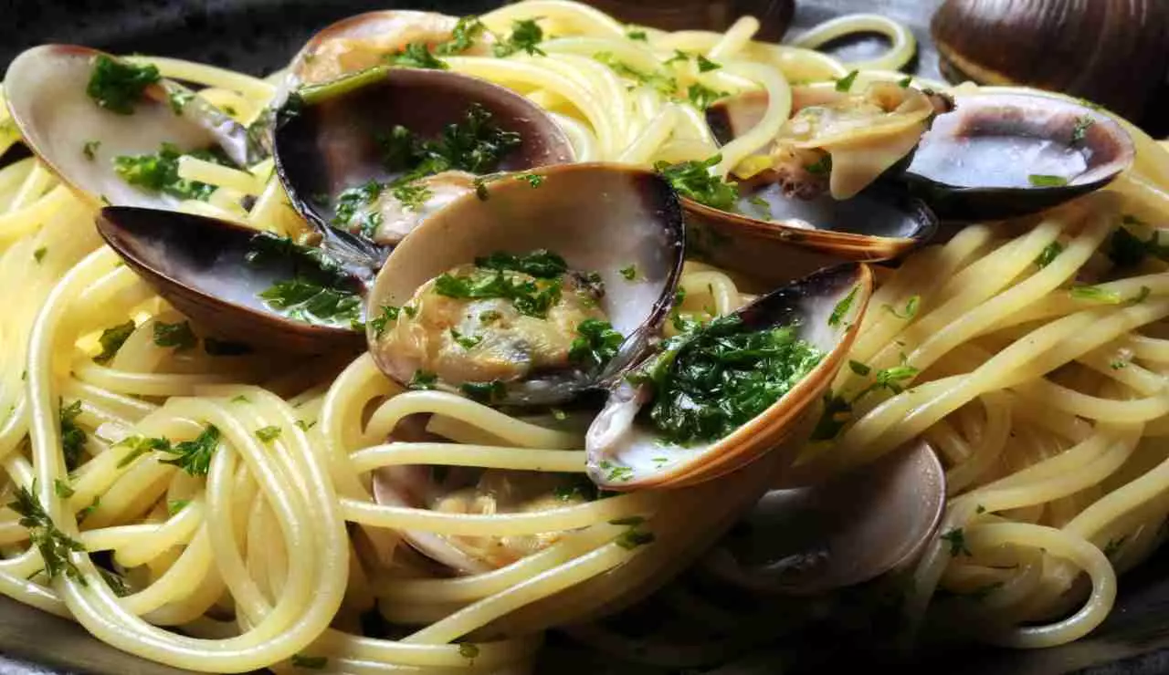 spaghetti ជាមួយ clams និងទឹកជ្រលក់ parsley