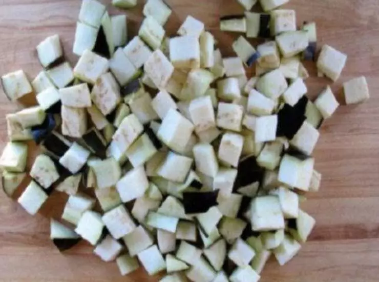 нарезанные кубиками баклажаны