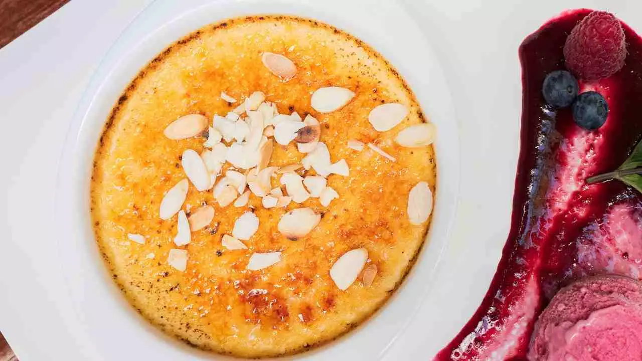 Crema de piña cocida y almendras | un postre suave y crujiente