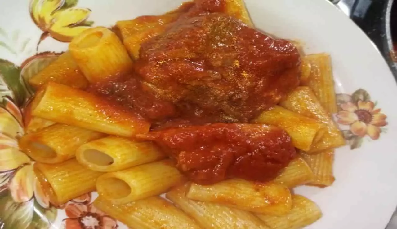 Rigatoni con salsa con estofado de carne