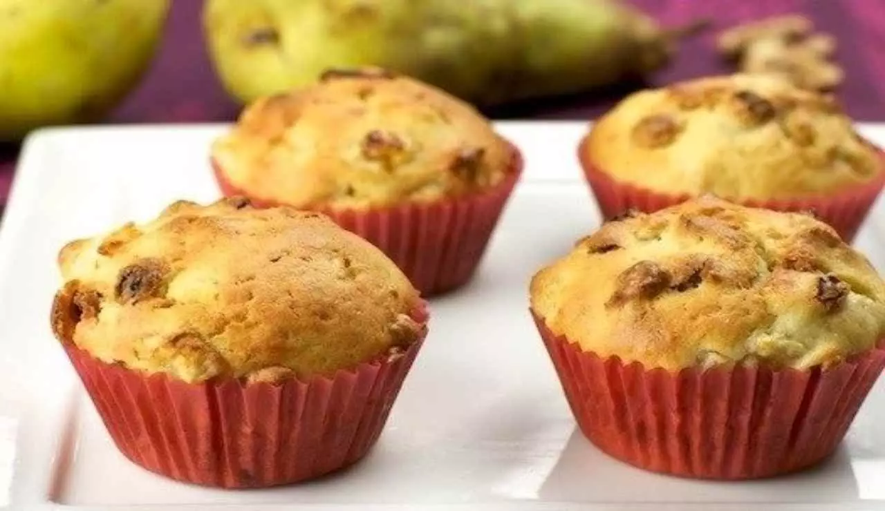 banana and pear muffins