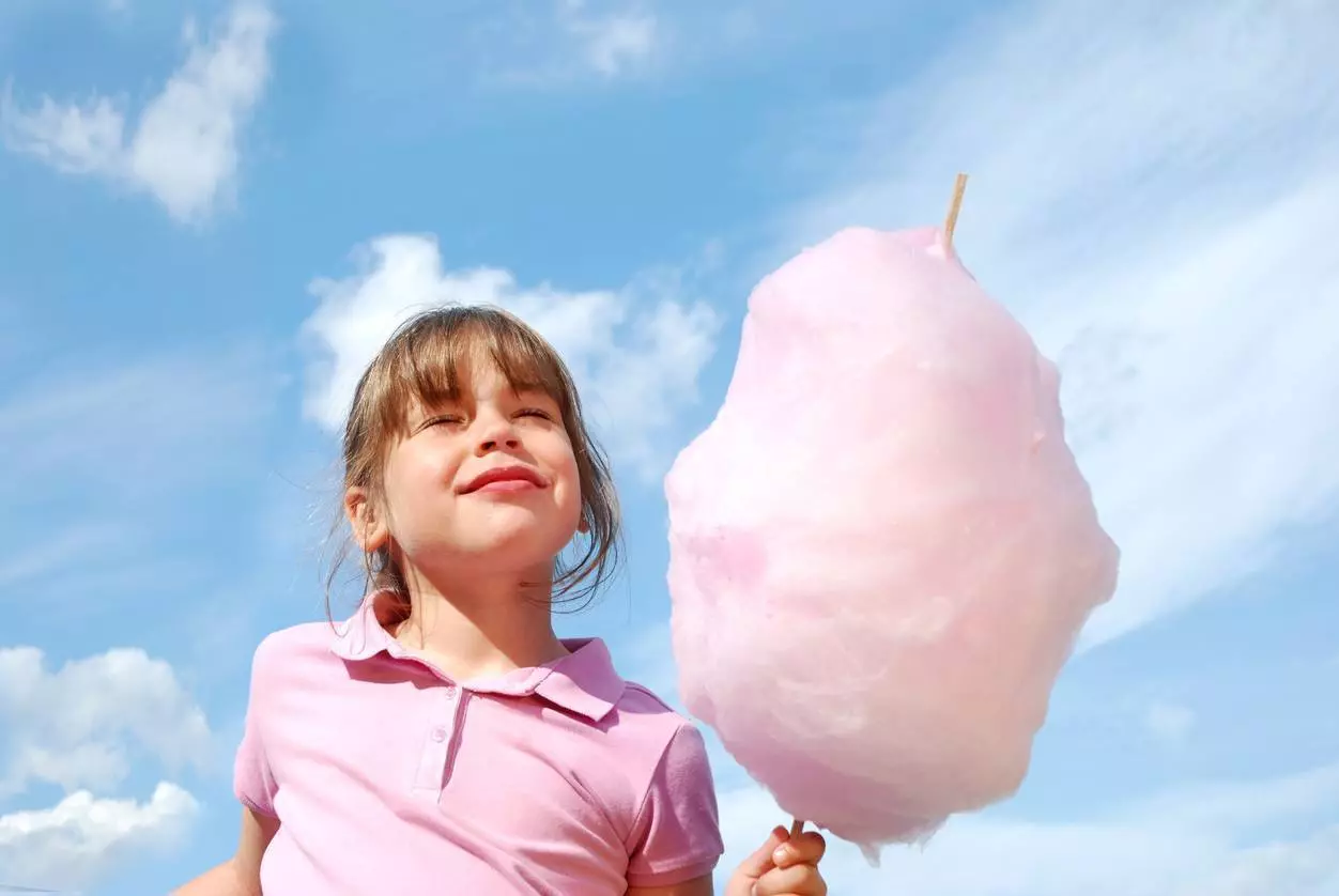 Zuckerwatte zu Hause, wie man sie ohne Maschine zubereitet.