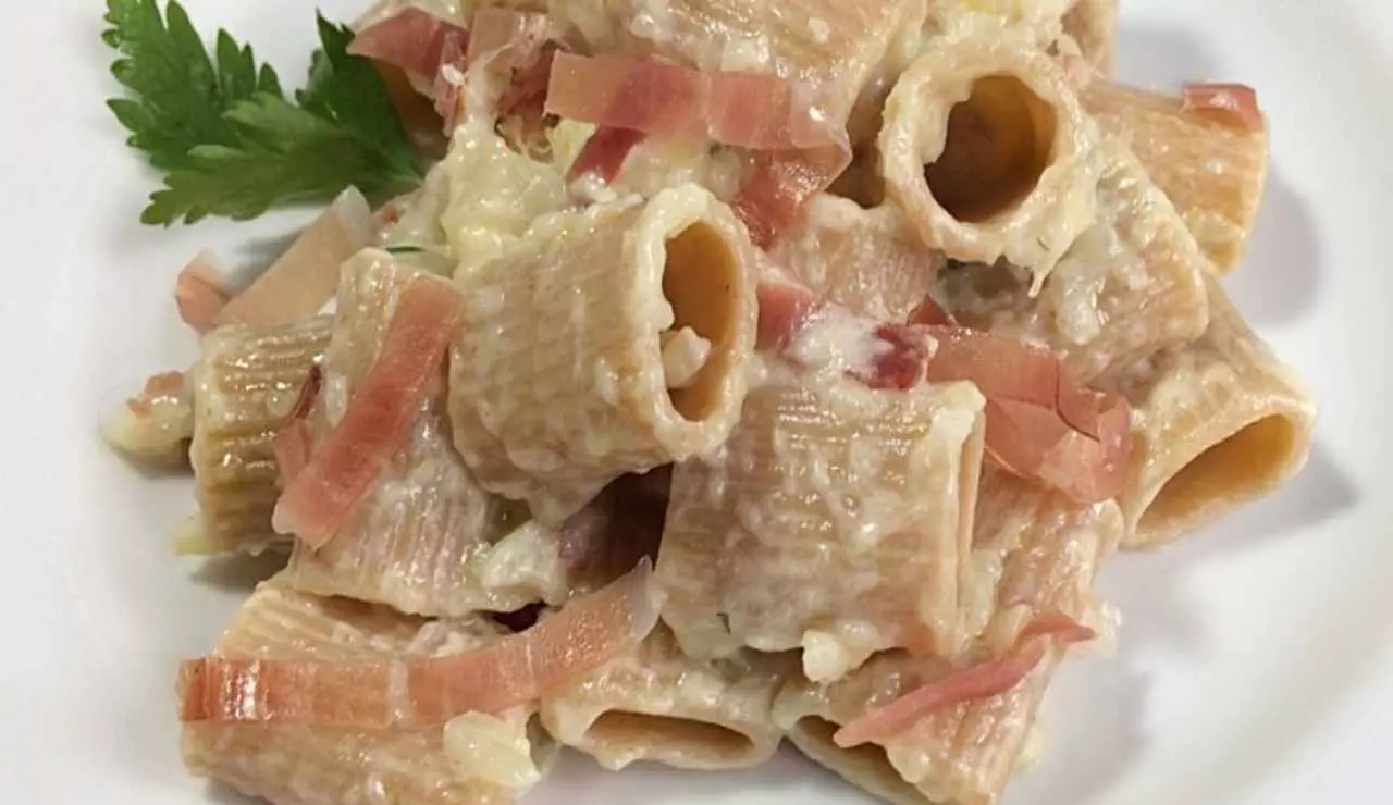 Rigatoni wyau gyda chig moch a gorgonzola | dysgl yn barod mewn 10 munud 30090_1