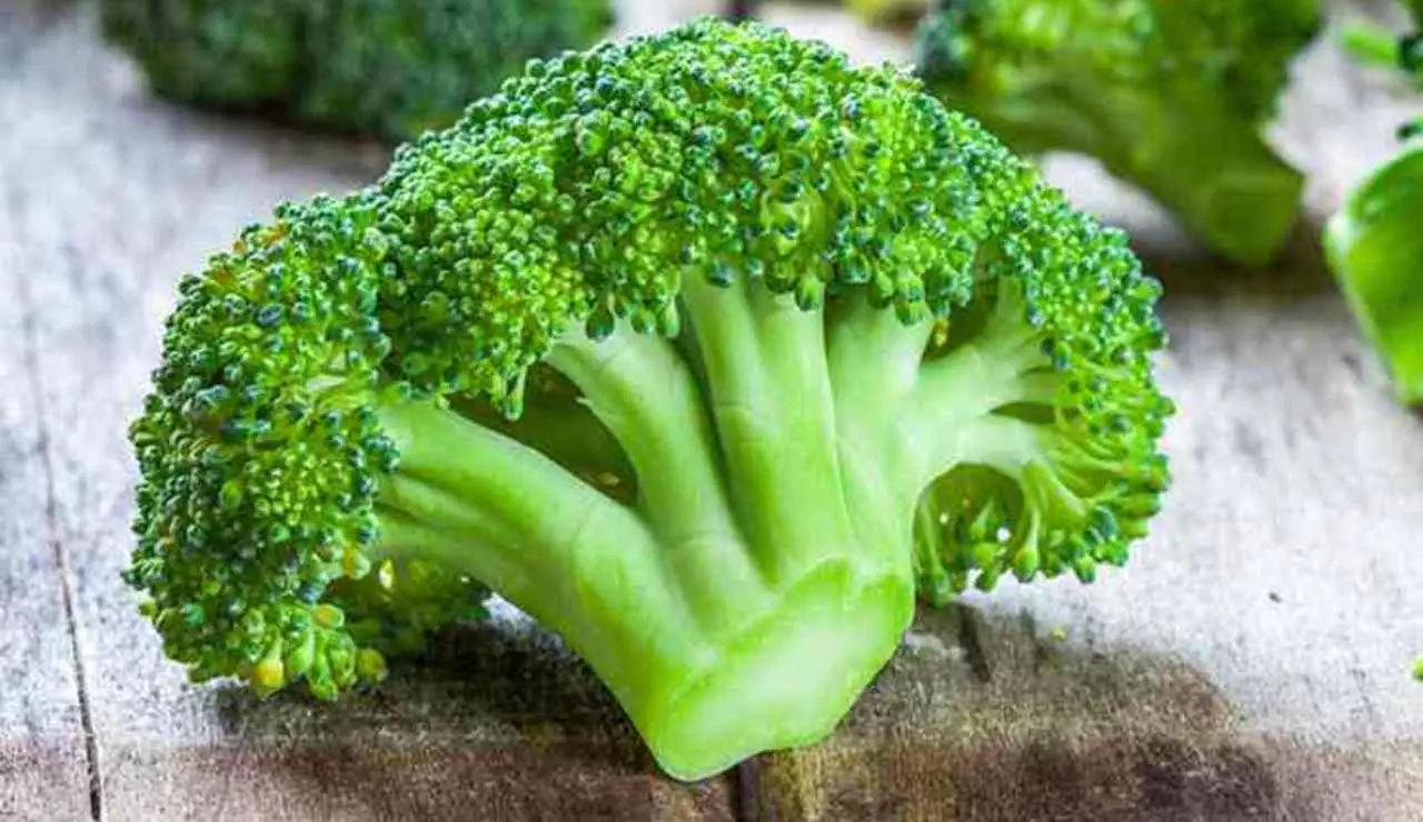 Indlela yokuguqula i-broccoli kwisitya esihlanjululweyo | Zama ubone 30119_1