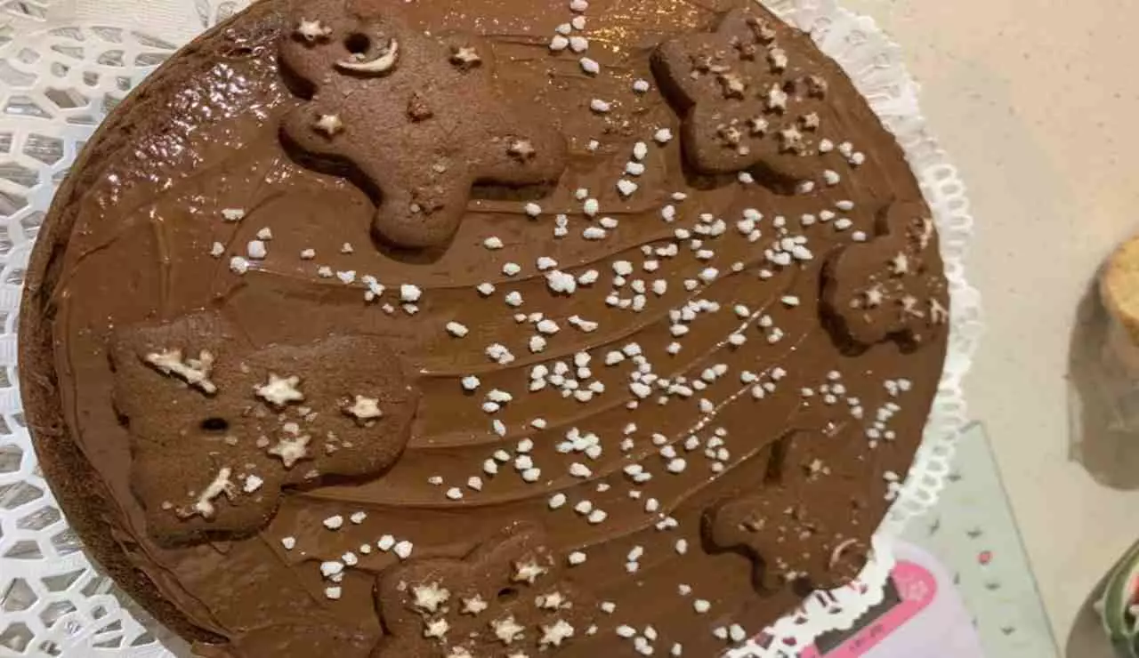 Kek lembut dengan krim hazelnut dan pastri