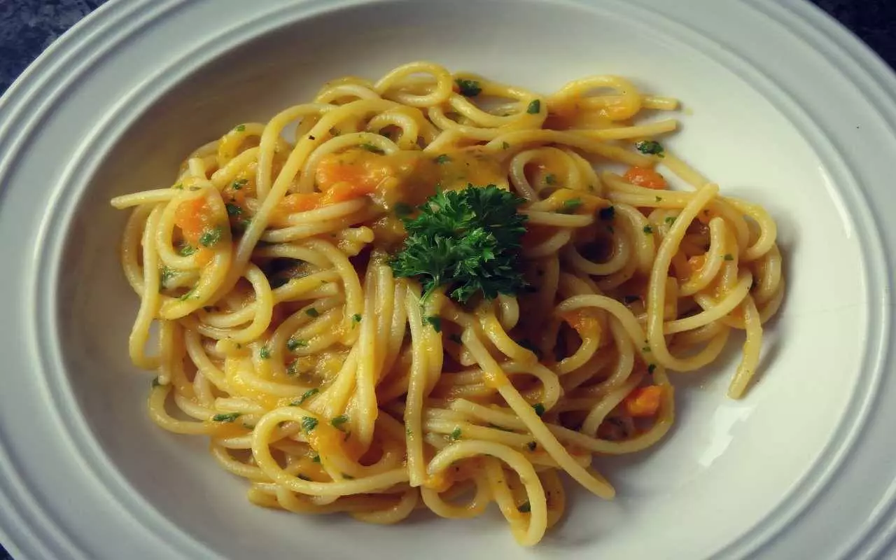spaghetti pesto morötter mandlar recept FOTO recept print