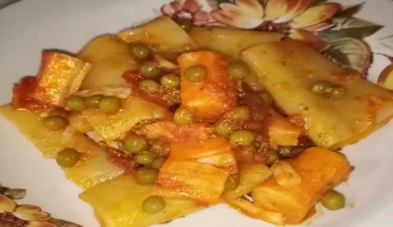 Tomato paccheri dengan surimi dan kacang