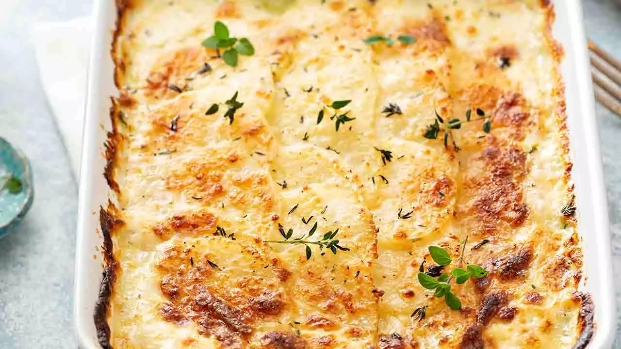 tuna we bechamel bilen bişirilen kartoşka