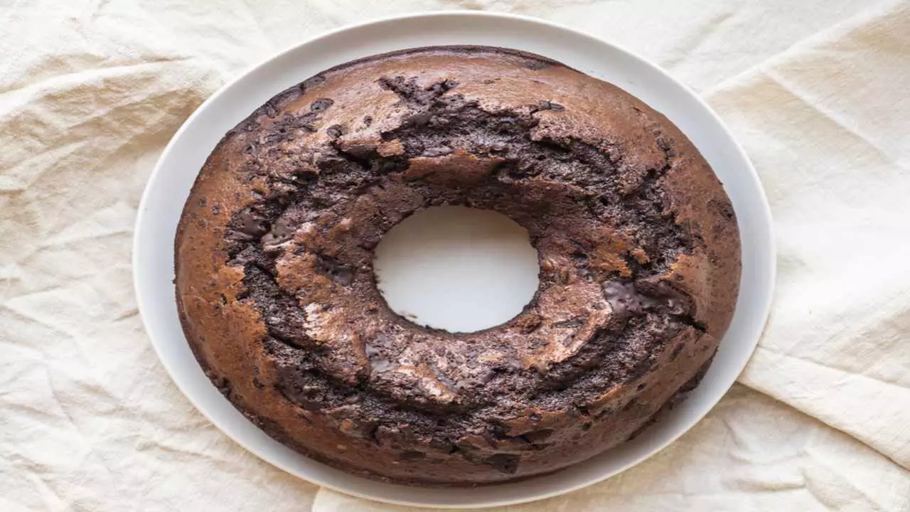 Rosquilla de chocolate negro suave | Fácil y súper codicioso