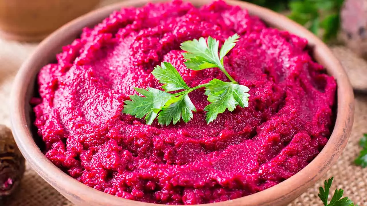 Beetroot ati chickpea puree