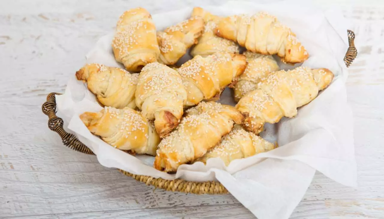 Li-croissants tse nang le ham le sesame recipe