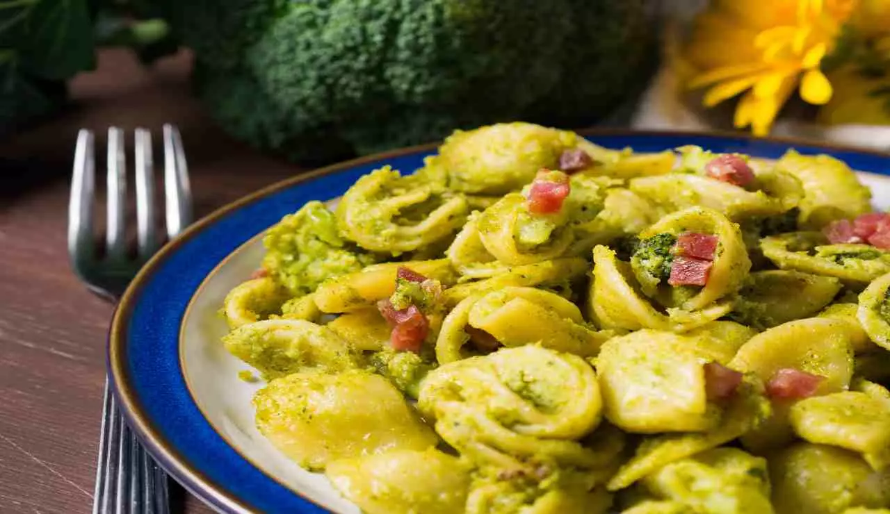 Orecchiette de açafrão com brócolis e salpicado