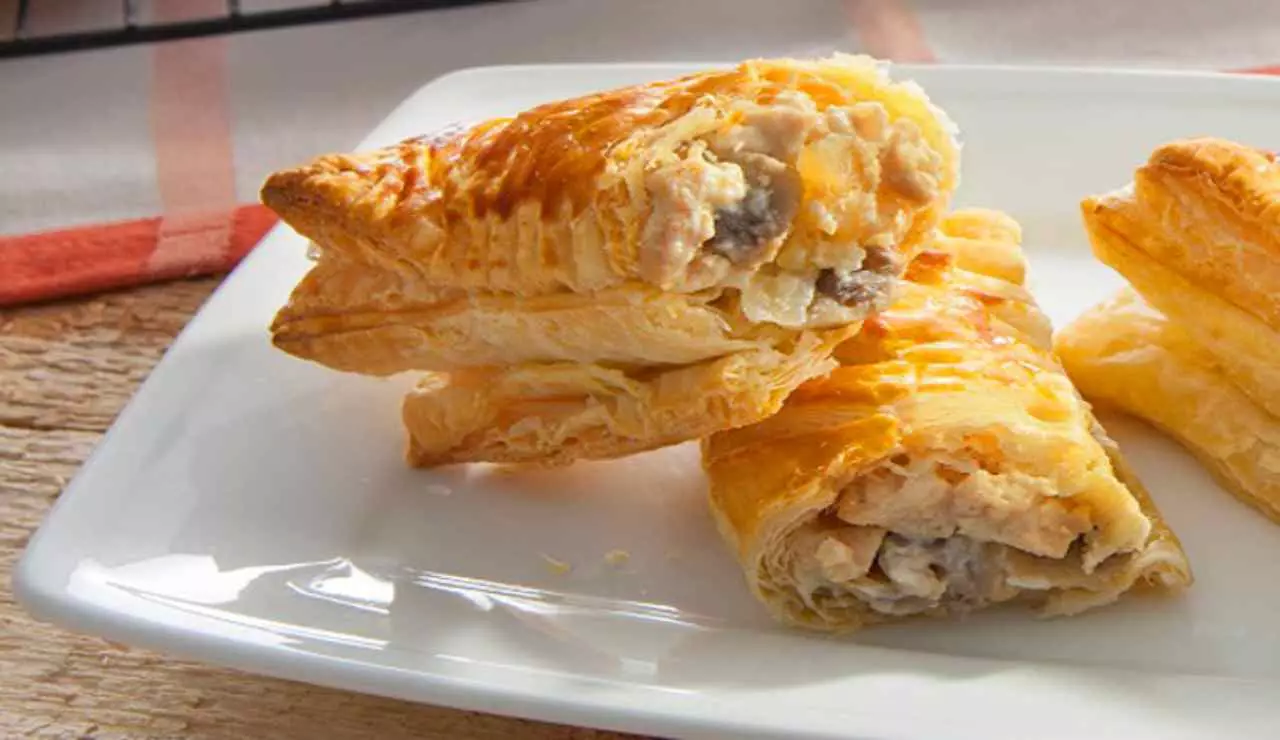 Paket puff pastry dengan jamur cabai dan ayam