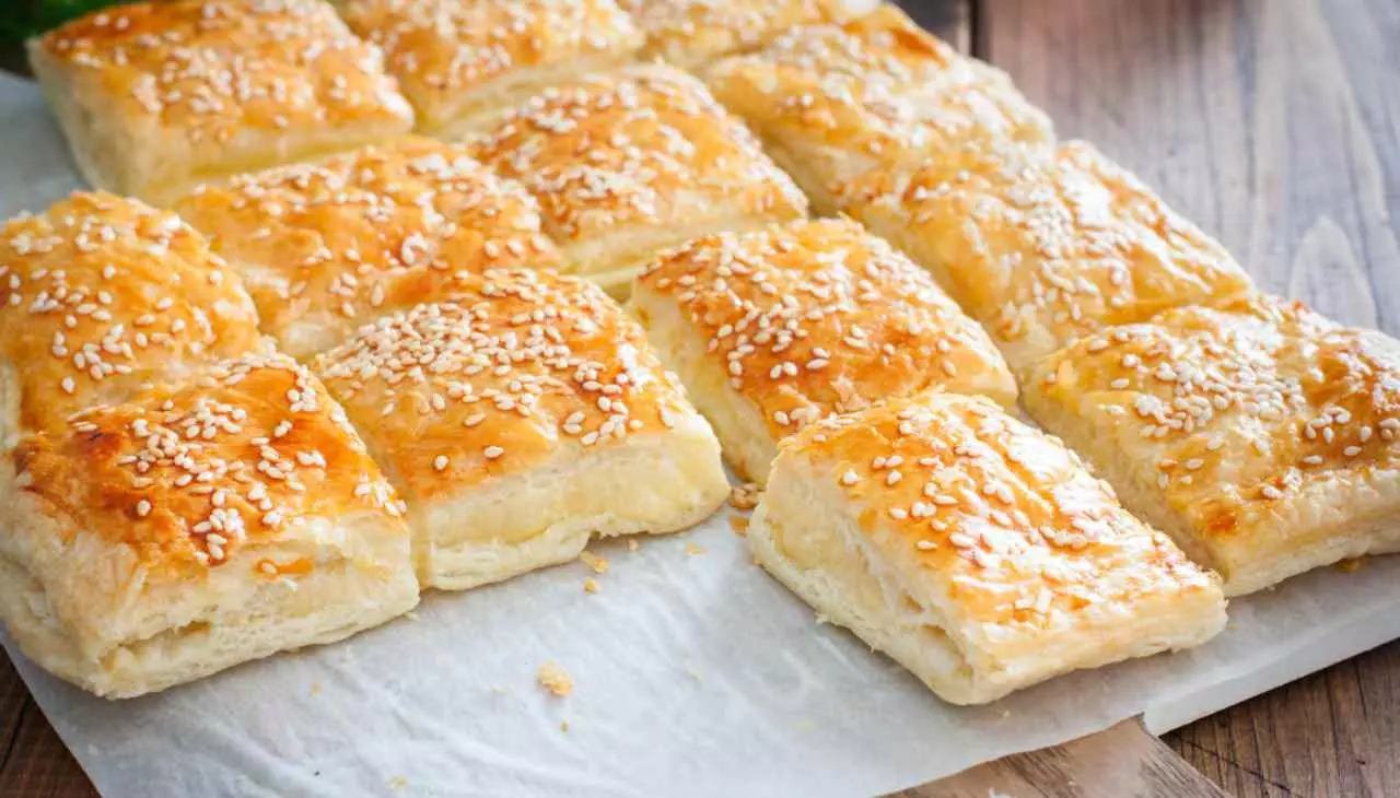 Itẹmole puff pastry pẹlu speck ilana