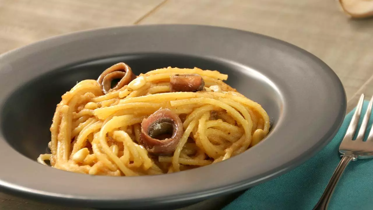 I-Citrus ne-anchovy pasta