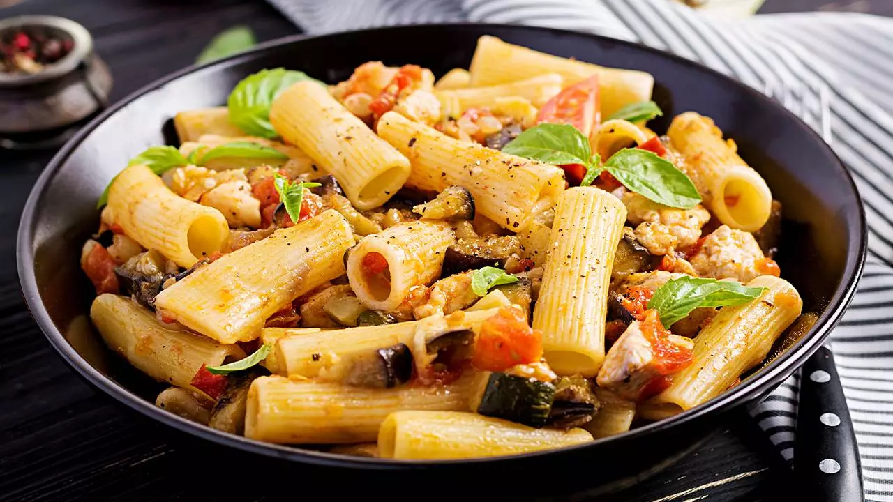 Pasta med grönsaker i en panna