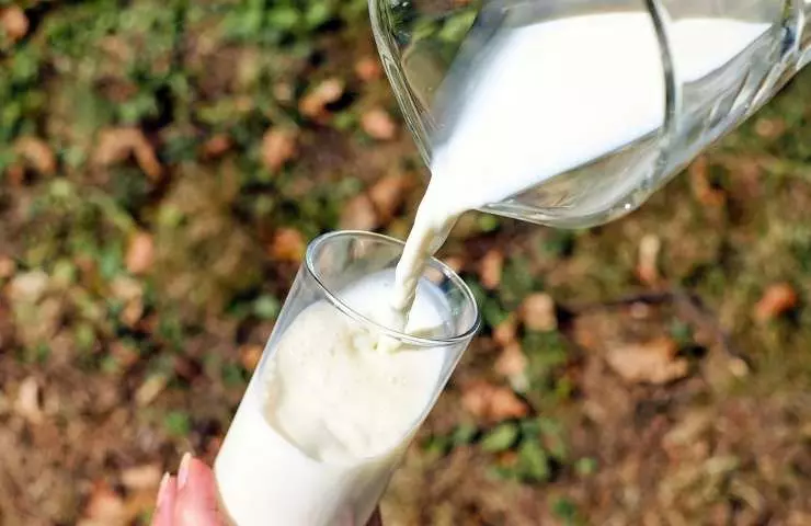Un pouco de leite verteuse nun vaso