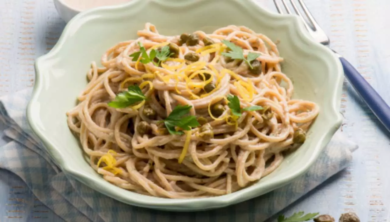 Unang kurso sa isda ug citrus pasta