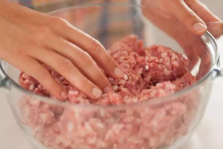 Frikadeller i tomatsauce med parmesan | Nemt og appetitligt 30417_2