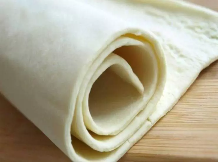 Recetë për strudel të shijshëm me zarzavate rrepë dhe salcice