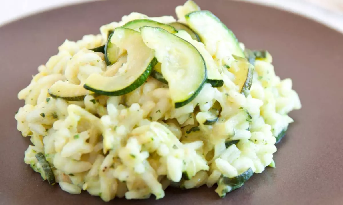 Risotto dengan persiapan resep zucchini dan stracchino