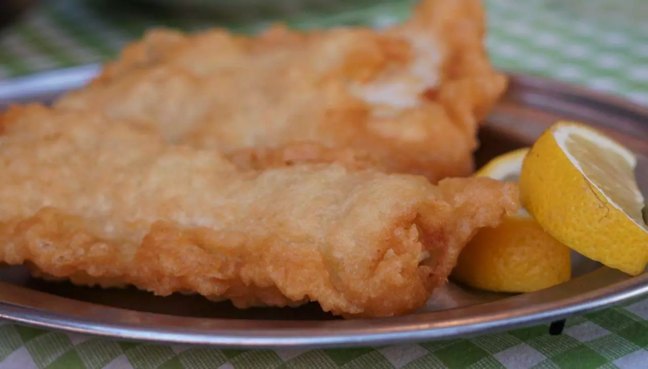 Peixe empanado com água com gás