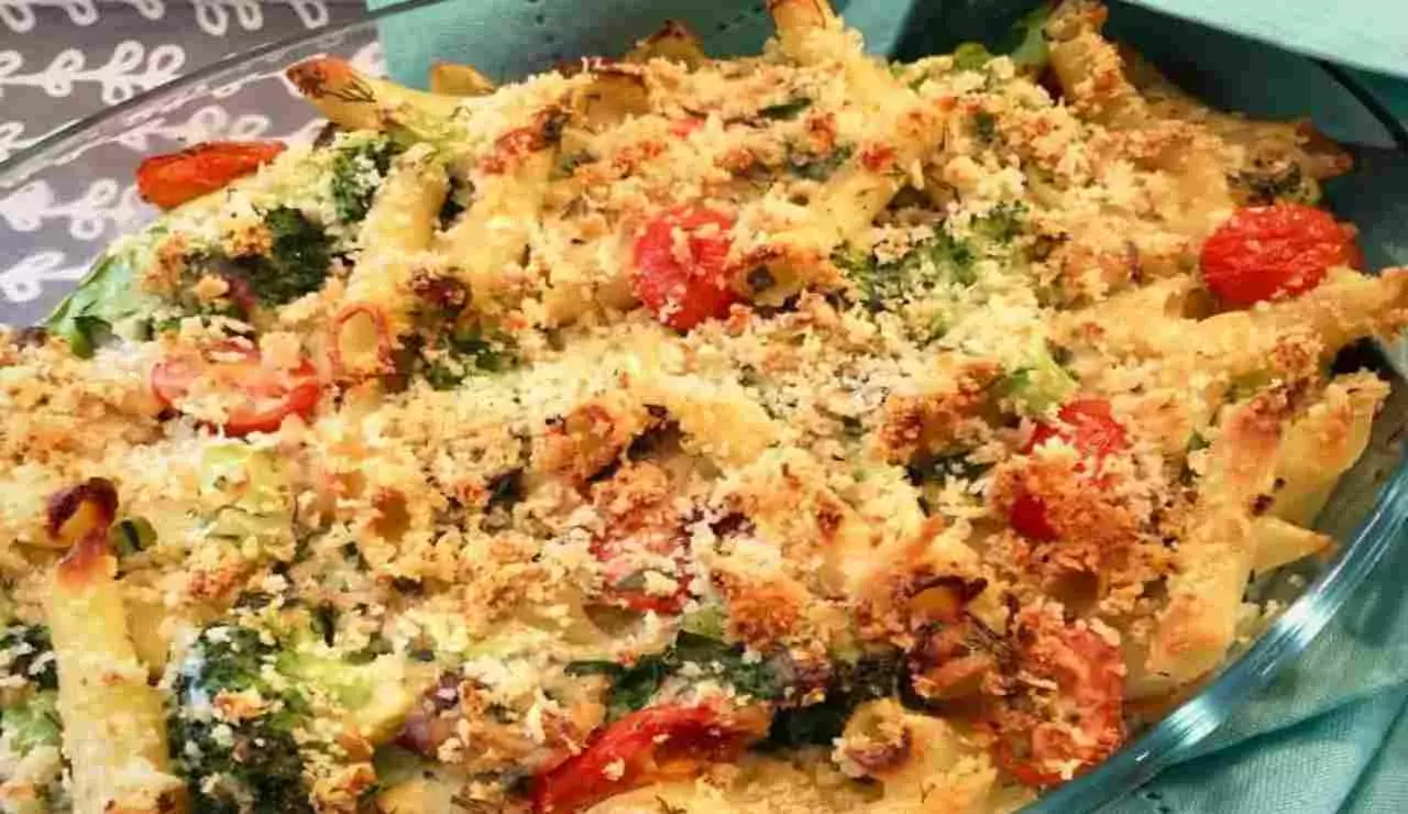 Pasta pie na may broccoli, cherry tomatoes at bechamel