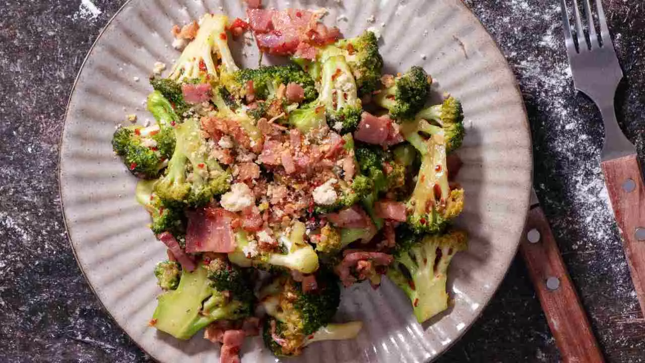 Broccoli na mizeituni ya anchovy na bacon