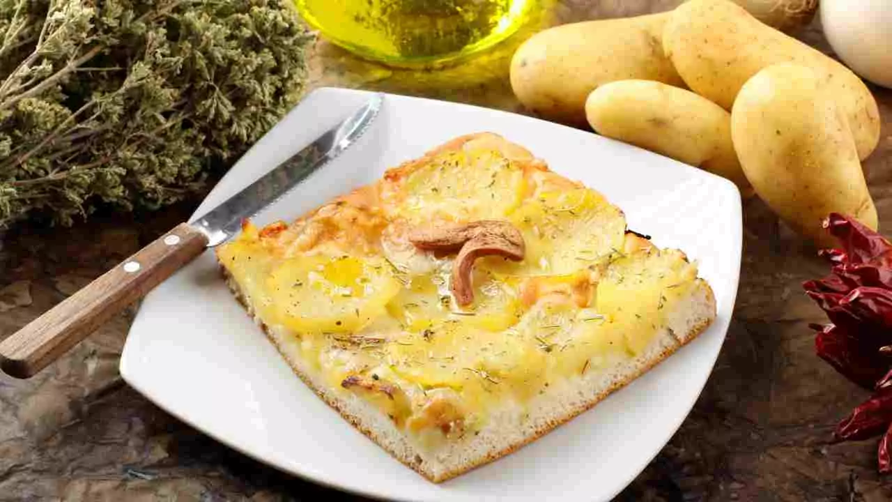 Resep pizza sareng kentang, oregano sareng kéju 30577_1