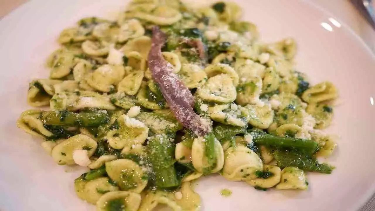 Orecchiette nrog anchovies thiab pecorino asparagus | Sab saum toj phaj!