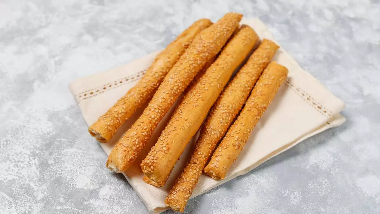 Breadsticks de farinha de milho com gergelim | Petiscos saborosos e crocantes