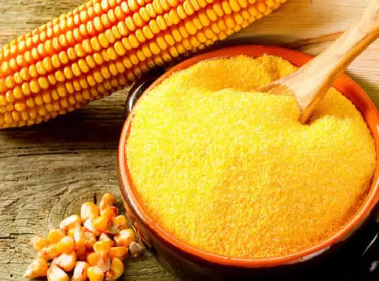 Polenta hình khối với pho mát và hạnh nhân