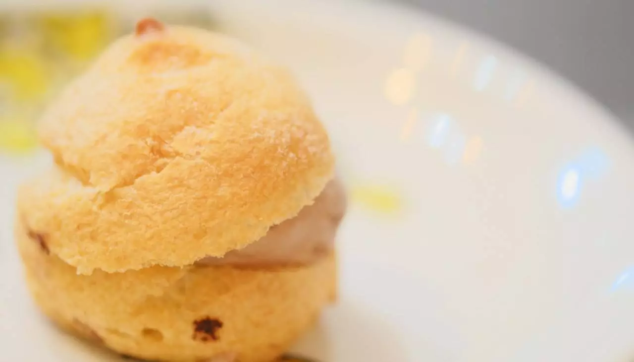 អាហារកុម្មង់នំ Choux ជាមួយ Ham mousse