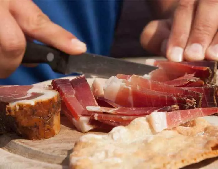 Torta crocante com salame, speck e queijo