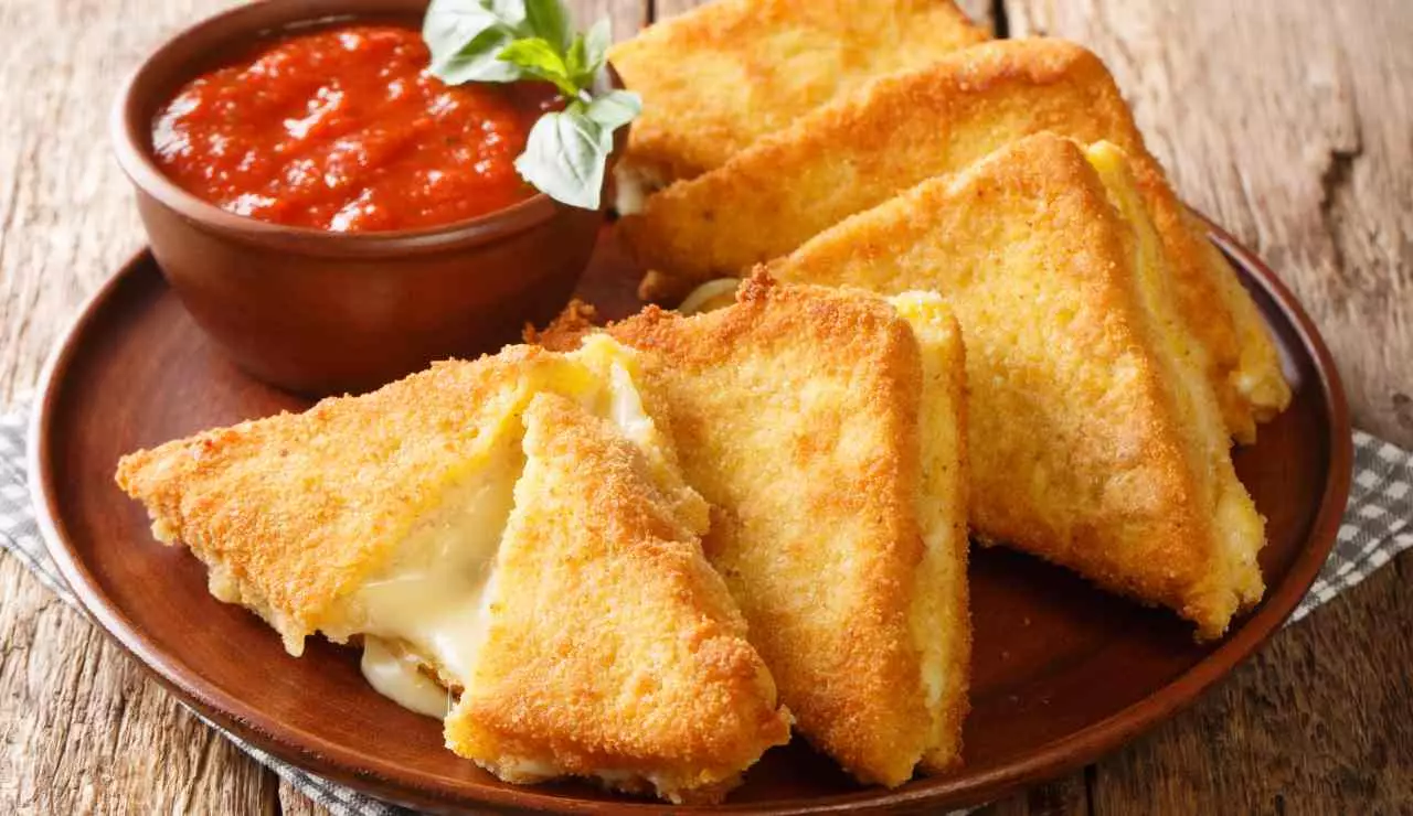 Fried toast with smoked cheese | Racy thiab yooj yim heev ntiv tes zaub mov 30950_1