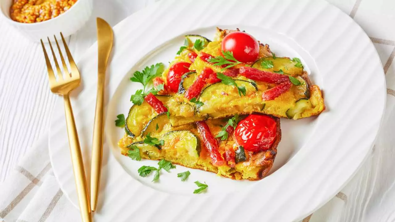 Courgette pepers omelet