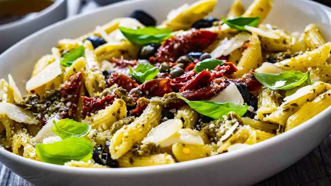 macarrão com pesto e tomate seco