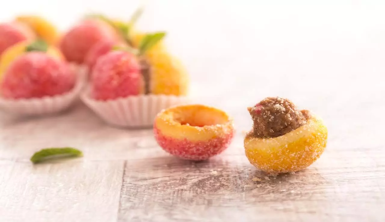 Двухцветные сладкие персики с кремом Роше