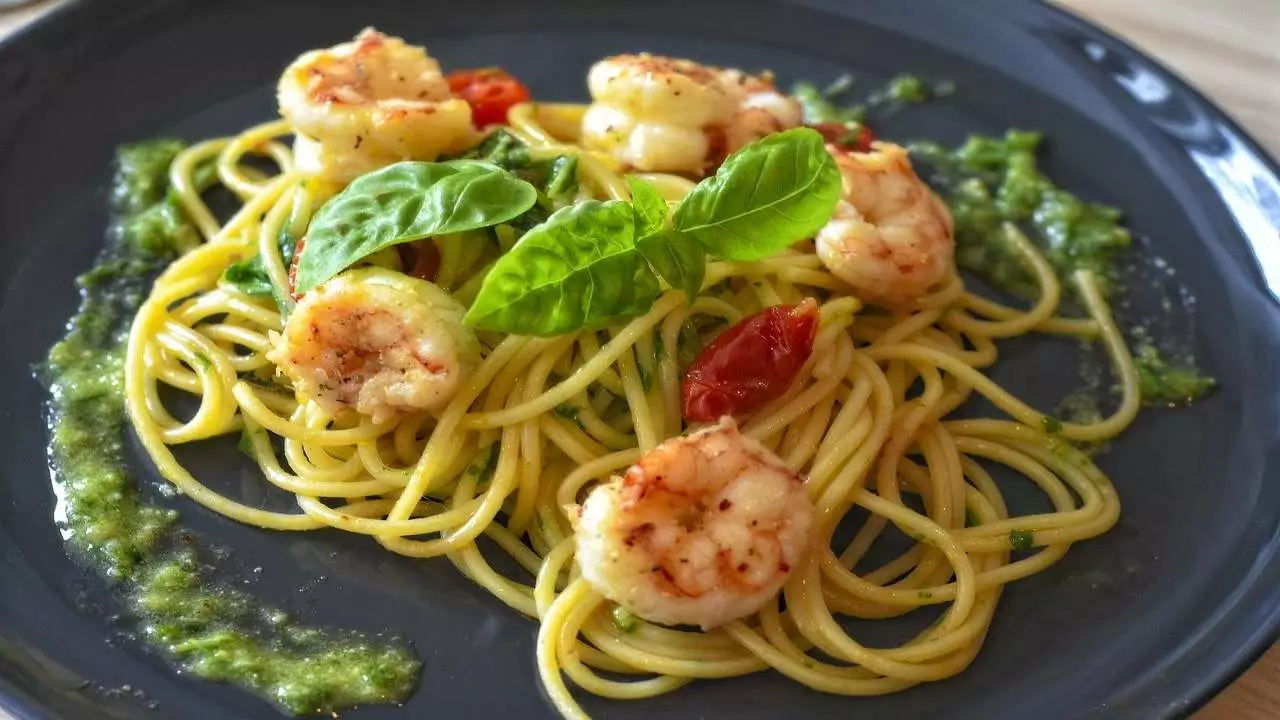 Spaghete cu creveți și pesto | Un fel de mâncare parfumat și rapid de făcut