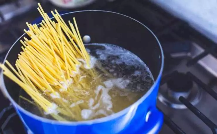 Spaghetti miaraka amin'ny prawn sy pesto