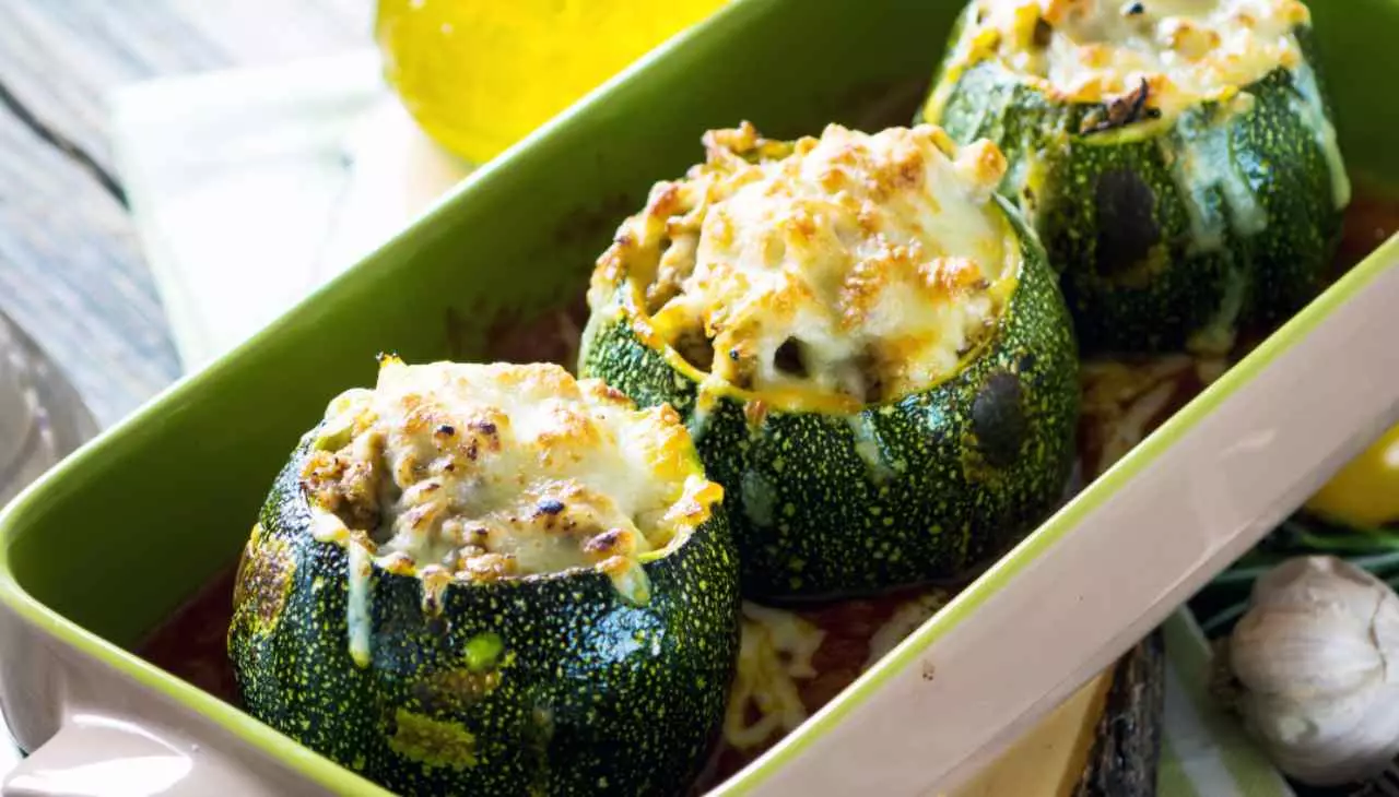 Round courgettes stuffed nrog cheese thiab hlais