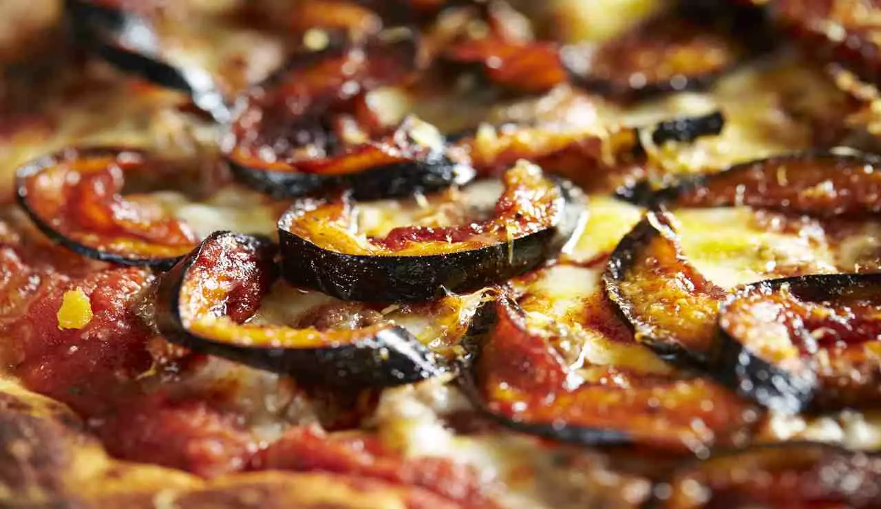 Pečeni patlidžani s pizzom | ukusna i pikantna dobrota 31045_1