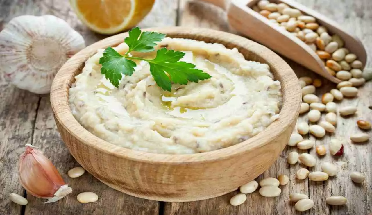 ຫມາກນາວຂາວຄີມແລະ hummus ຜັກທຽມ