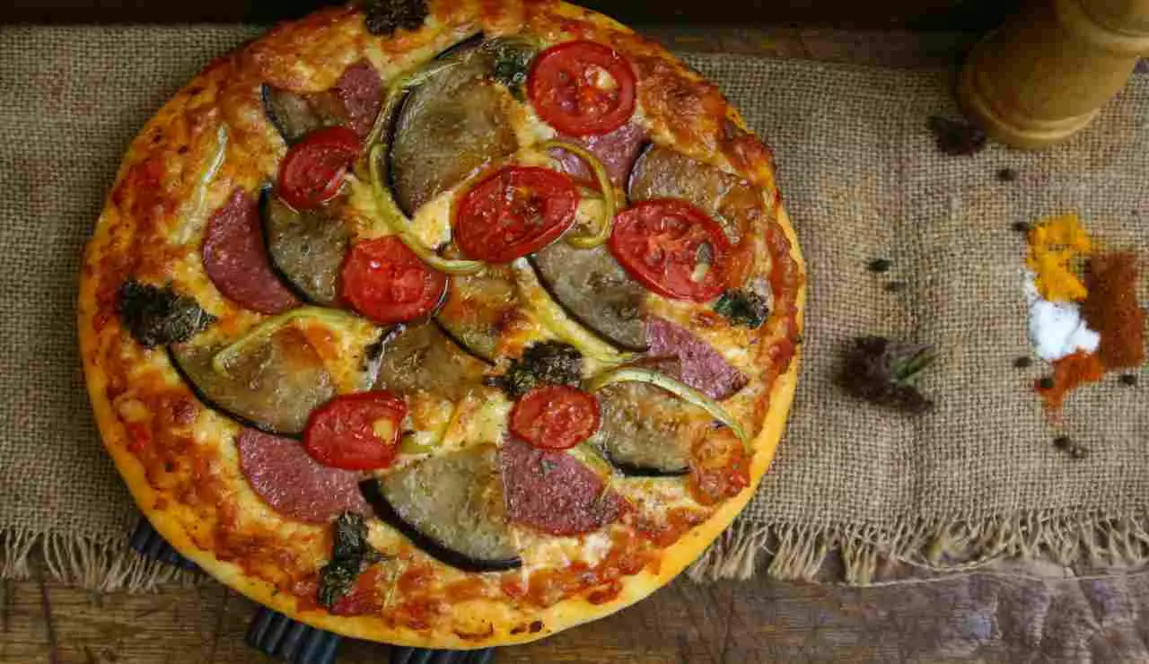 Pizza esprint amb salami d'albergínia i tomàquet AdobeStock (1)