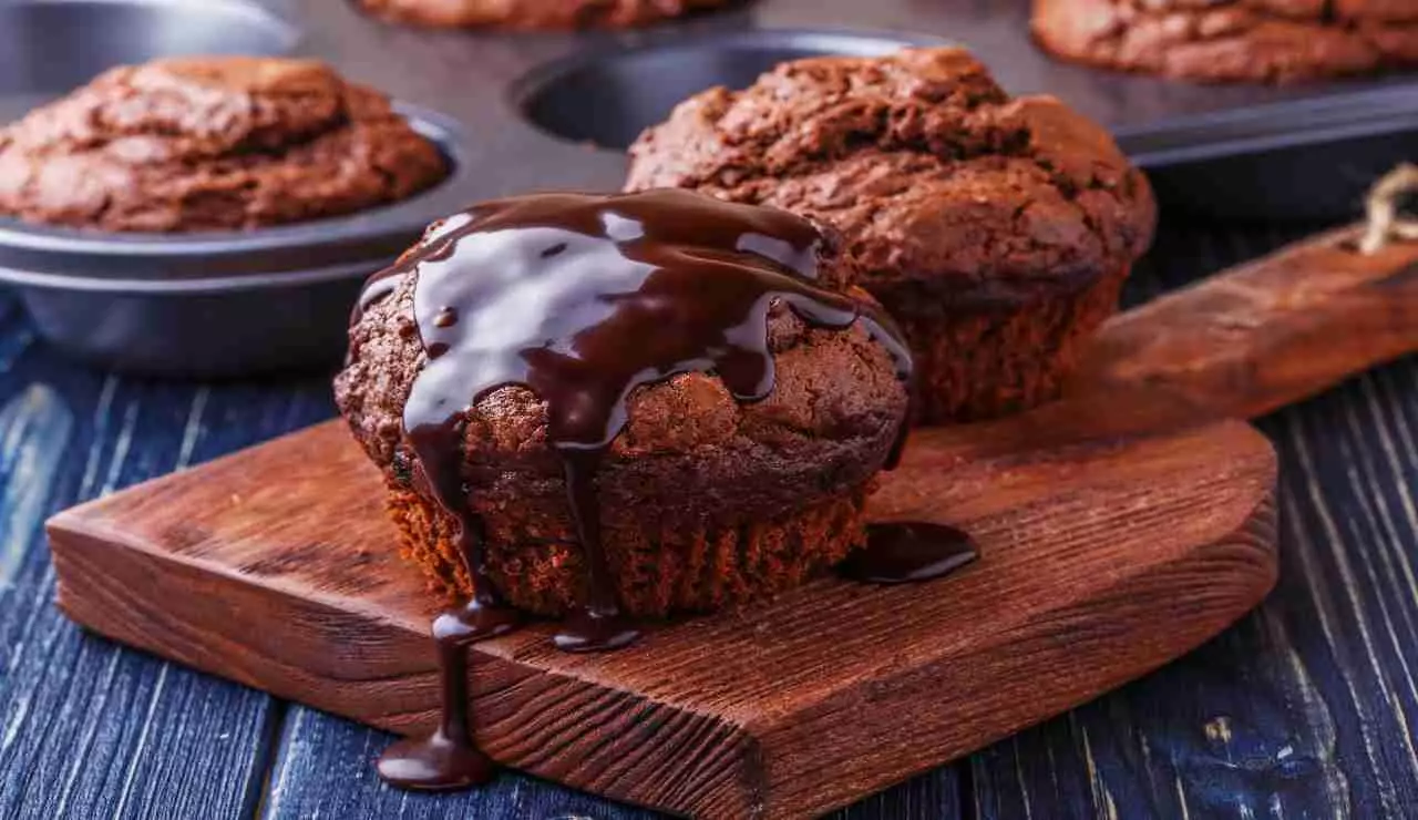 Awọn muffins koko pẹlu ogede fanila laisi bota