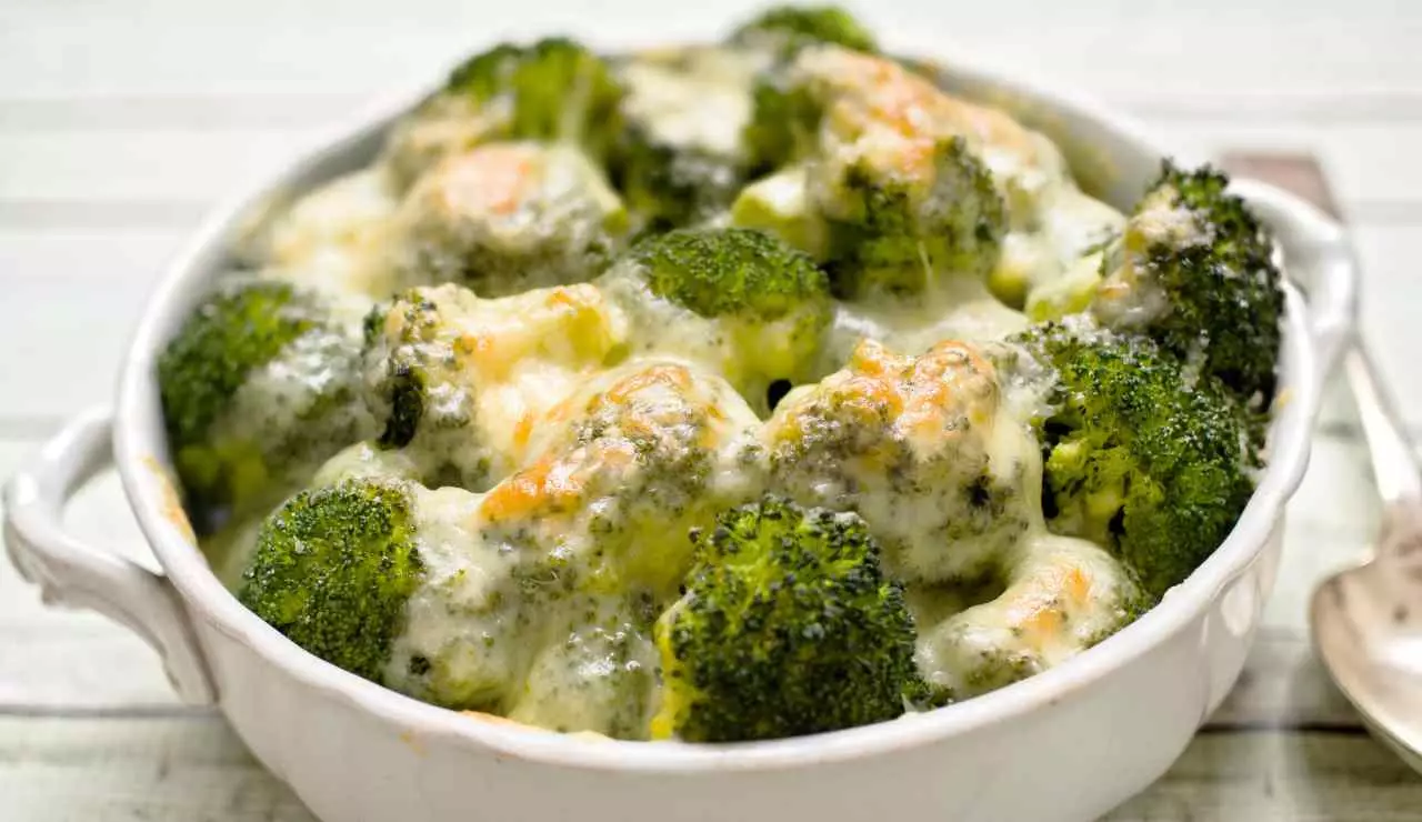 Impresión de receta de brócoli y mozzarella en una sartén