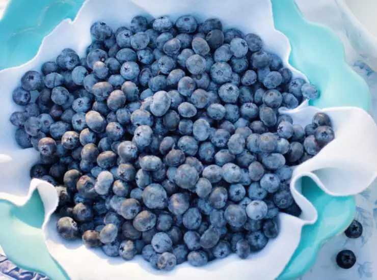 Muffins ជាមួយ blueberries និងសូកូឡាពណ៌ស