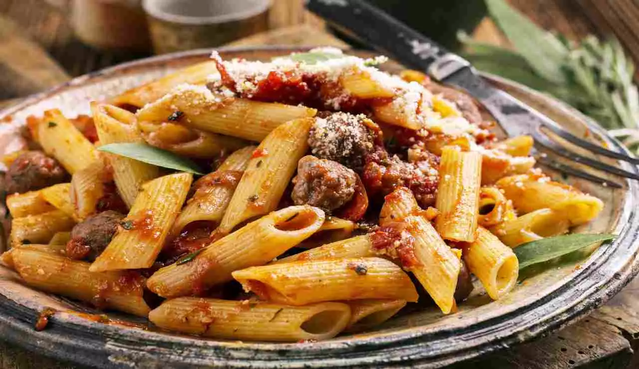 Pennette con salsa de albóndigas